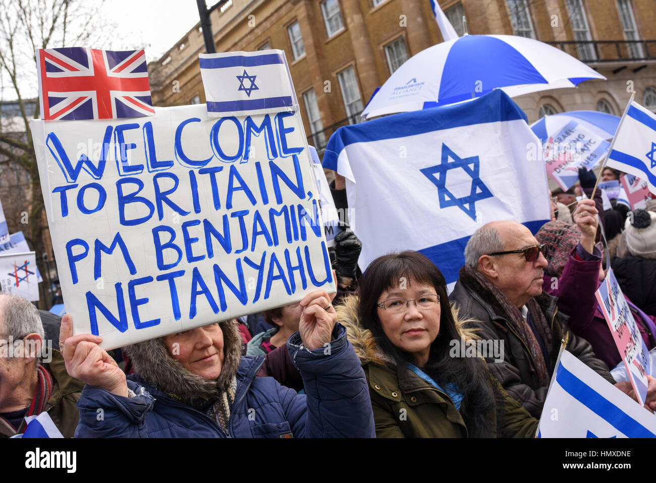 London, UK. 6th Feb, 2017. Pro-Israel protesters demonstrating opposite ...