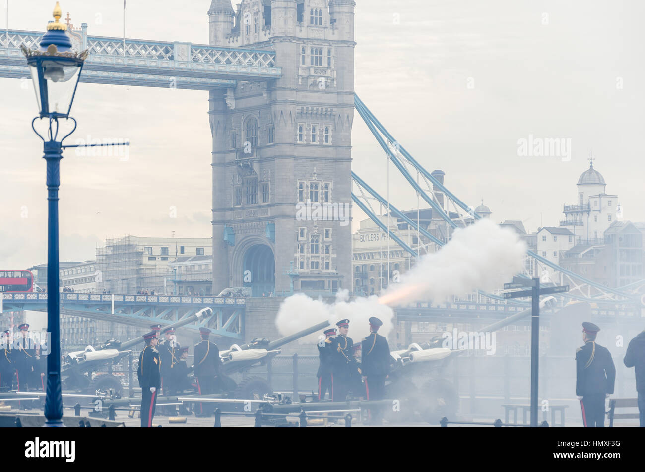 Gun salute tower of london jubilee hi-res stock photography and images ...