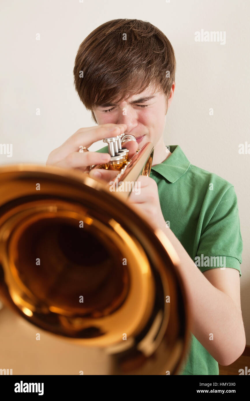 Gold trumpet hi-res stock photography and images - Alamy