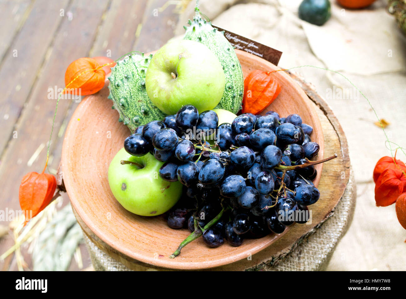 Still life with fruit. The composition of natural fruit Stock Photo - Alamy