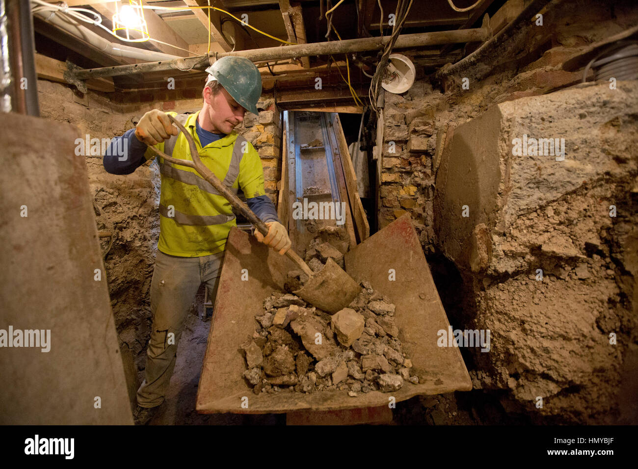 House basement construction london hi-res stock photography and images ...