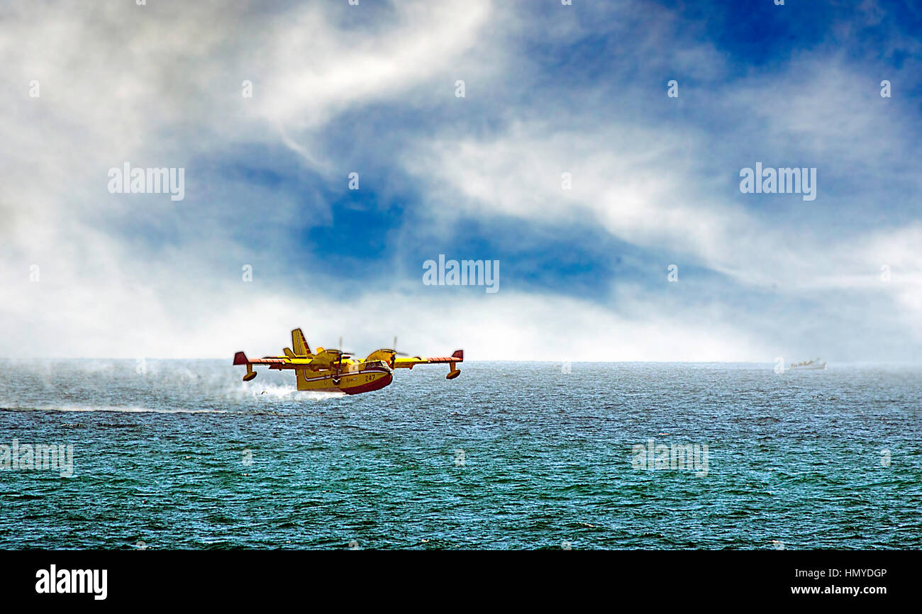Water Dropping Plane Refilling Stock Photo - Alamy