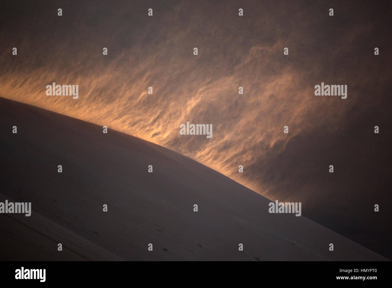Sand blowing off sand dune hi-res stock photography and images - Alamy