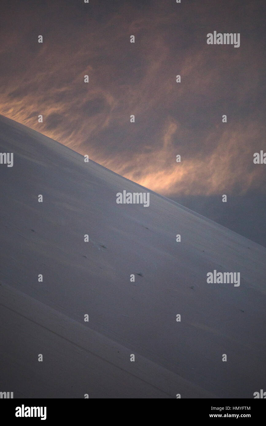 Sand blowing off a sand dune Stock Photo - Alamy
