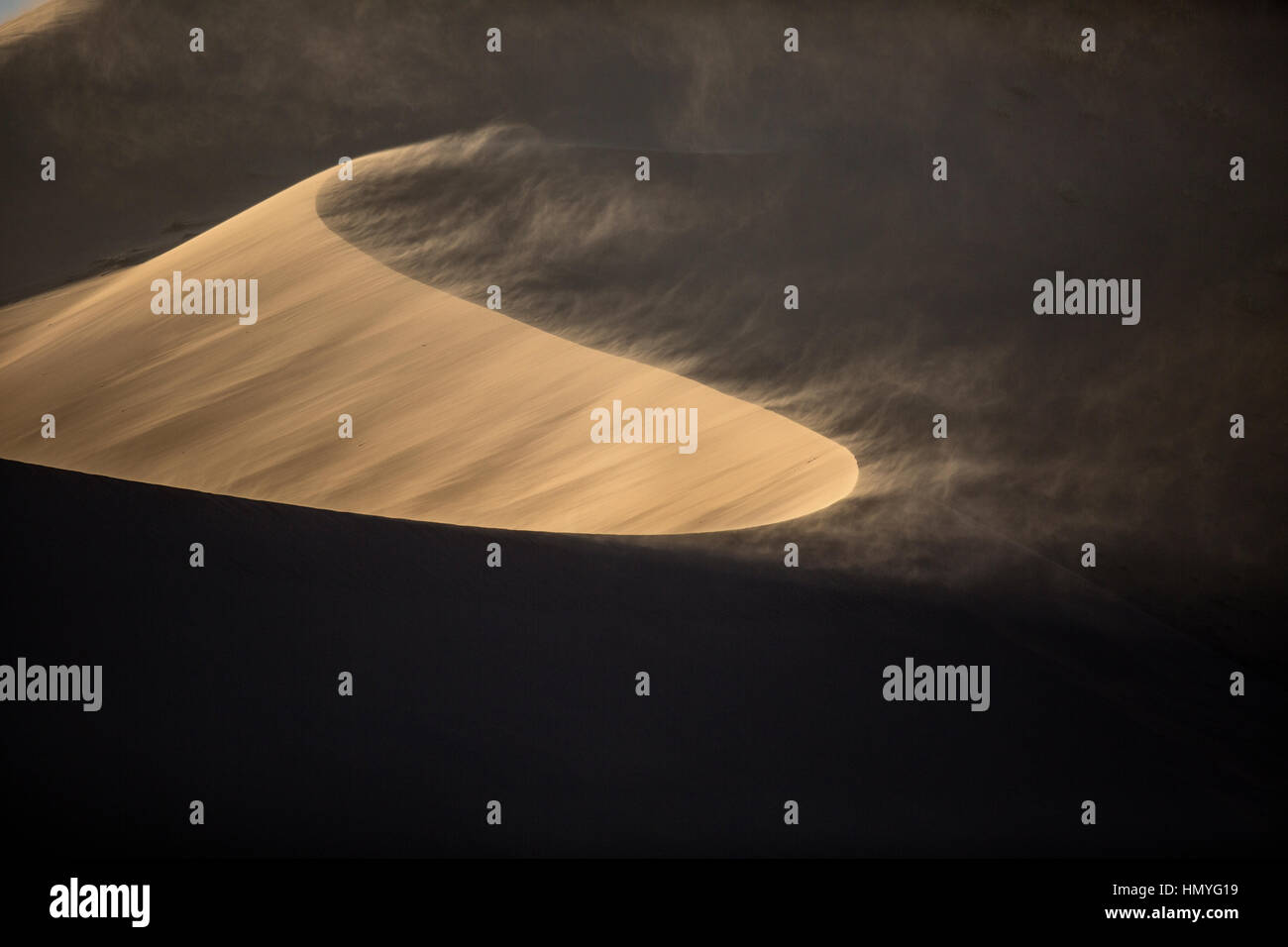 Sand blowing off a sand dune Stock Photo - Alamy