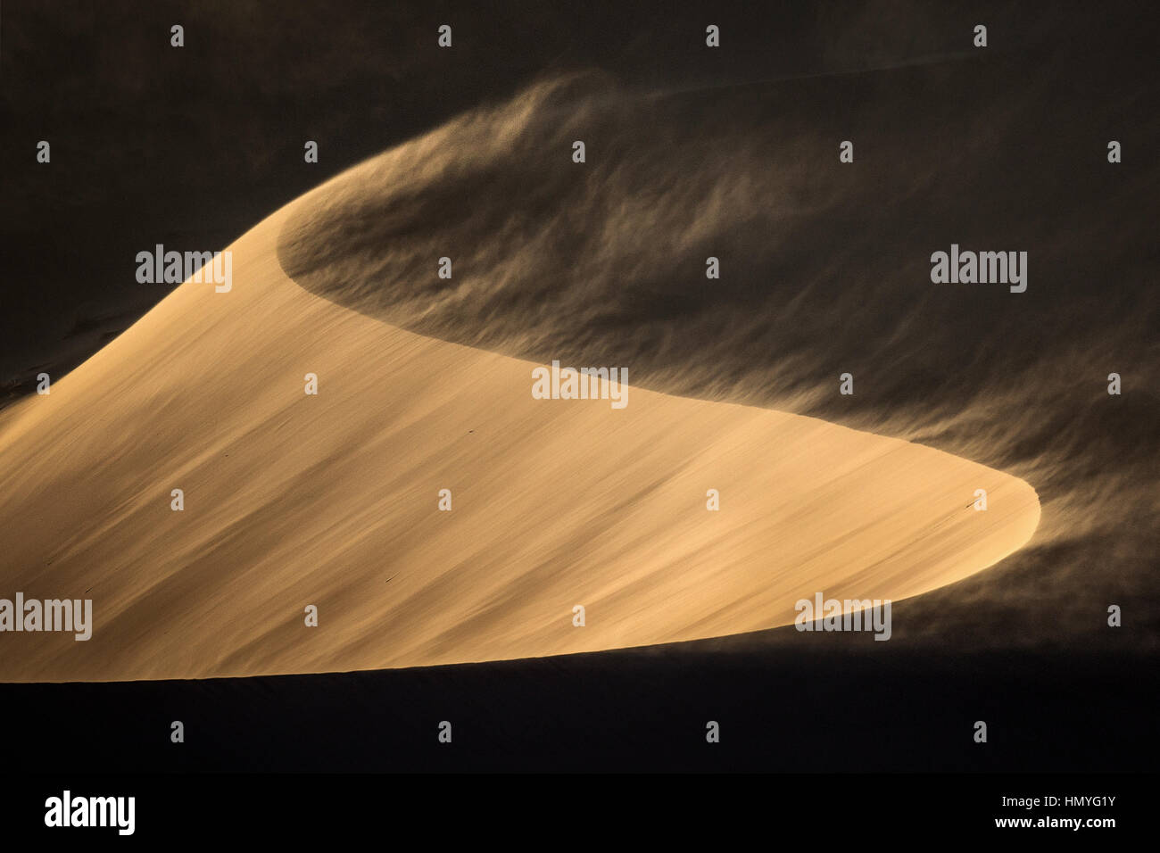 Sand blowing off a sand dune Stock Photo - Alamy