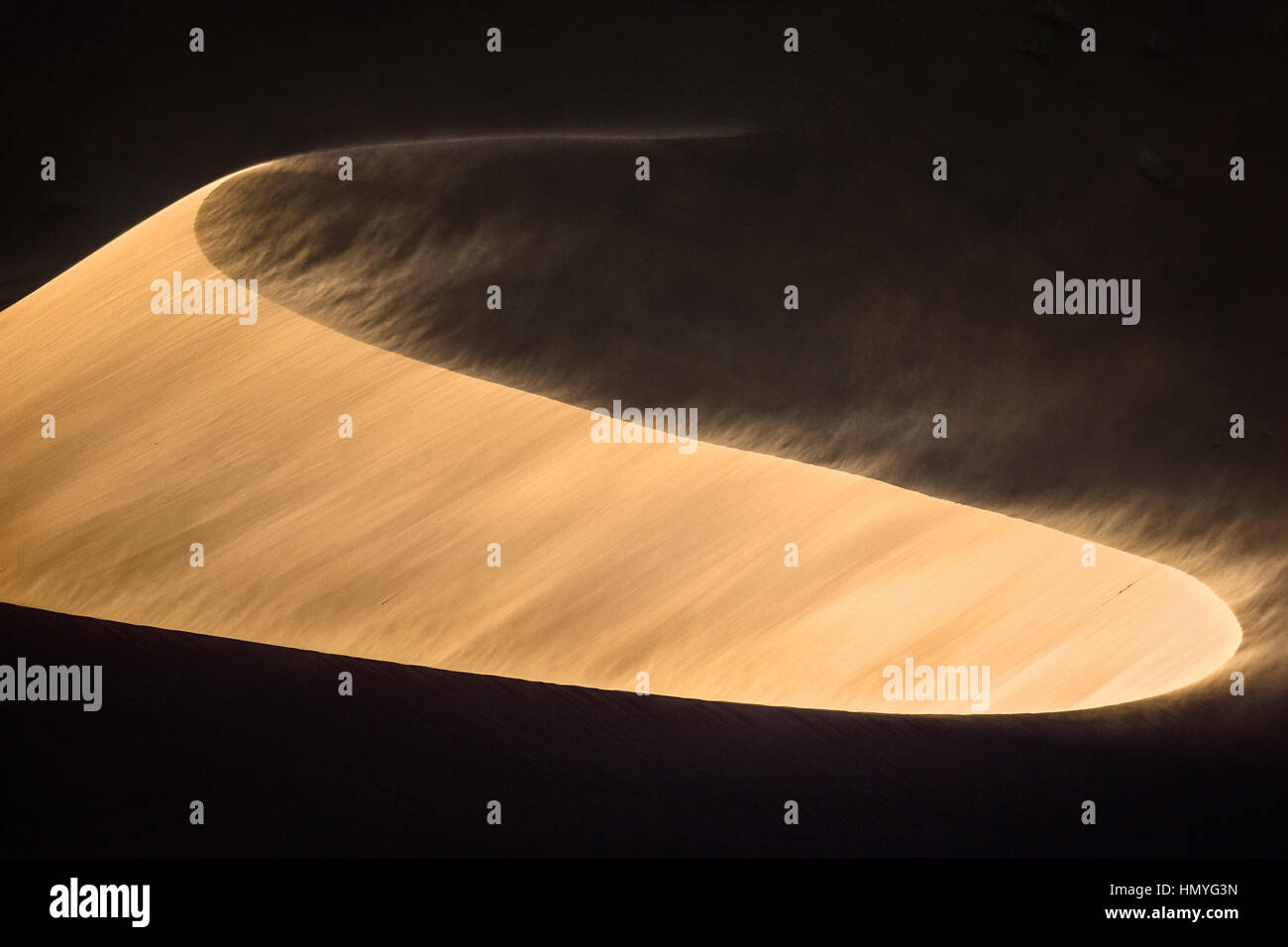 Sand blowing off a sand dune Stock Photo - Alamy