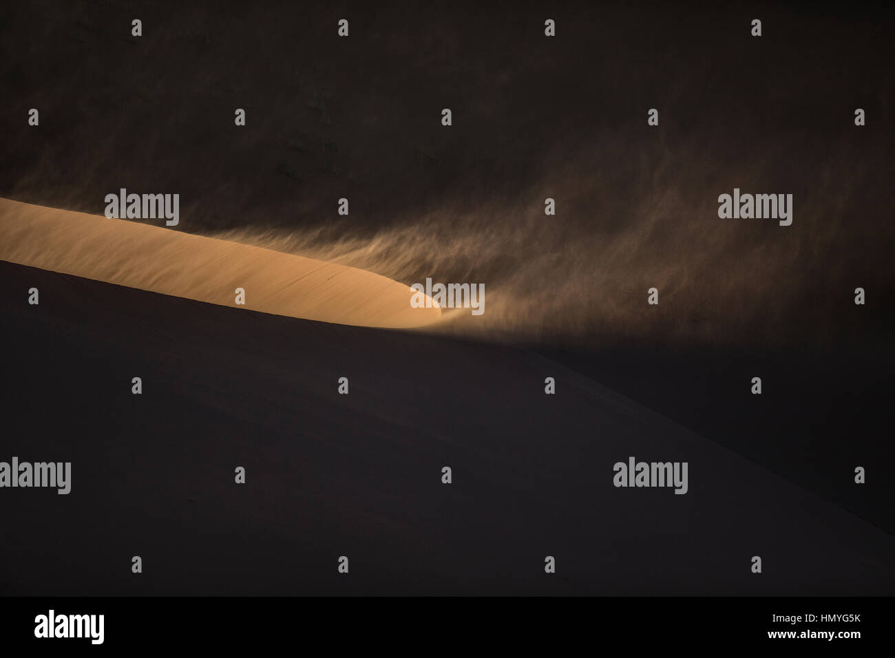 Sand blowing off a sand dune Stock Photo - Alamy
