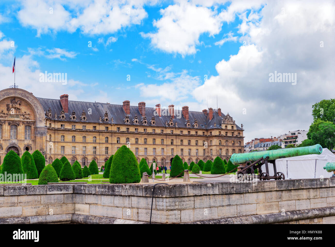 Les invalides grass hi-res stock photography and images - Alamy