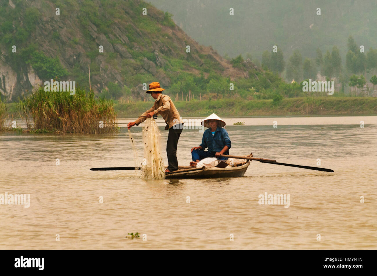 Vietnam. Kenh Ga. Fishermen on the Hoang Long River Stock Photo - Alamy