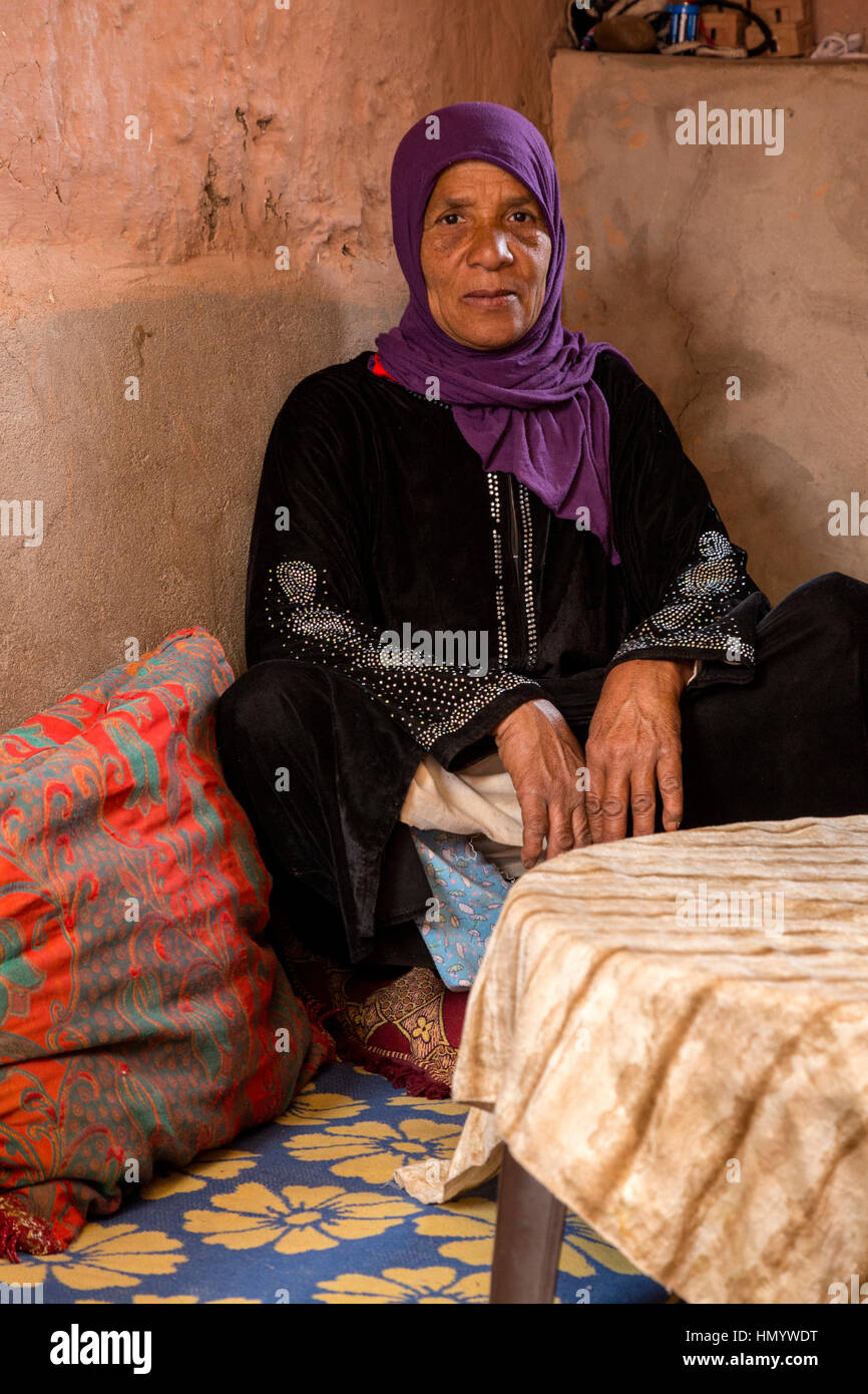 Portrait old moroccan woman hi-res stock photography and images - Alamy