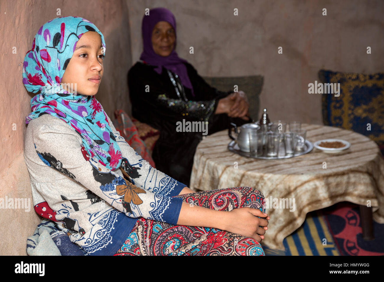 Arab mother and daughter hi-res stock photography and images - Alamy