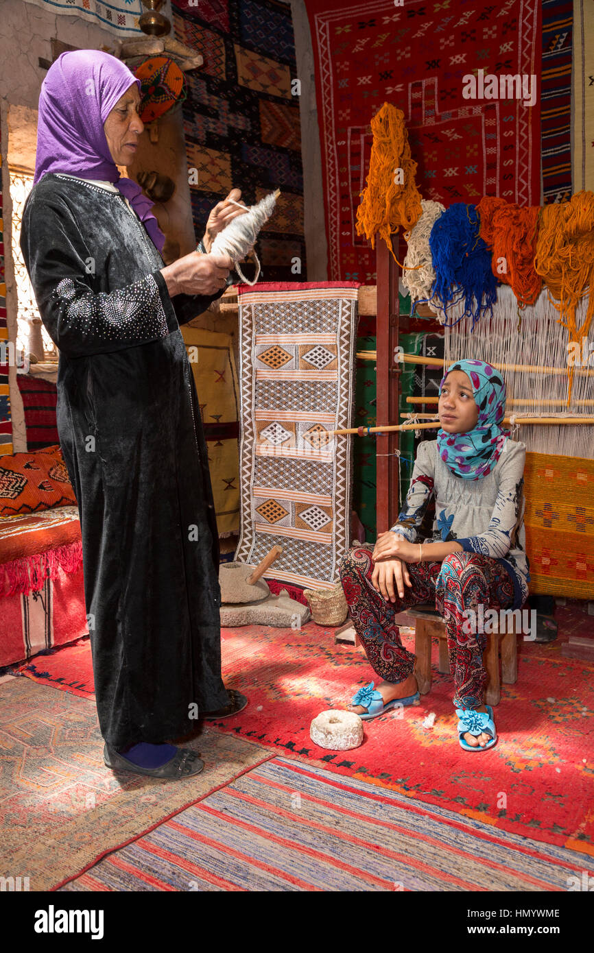 Arab mother and daughter hi-res stock photography and images - Alamy