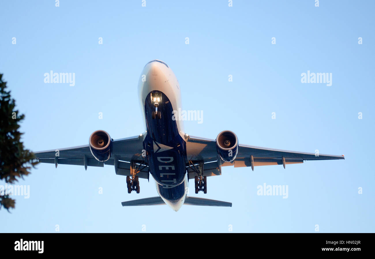 Delta airlines jet hi-res stock photography and images - Alamy