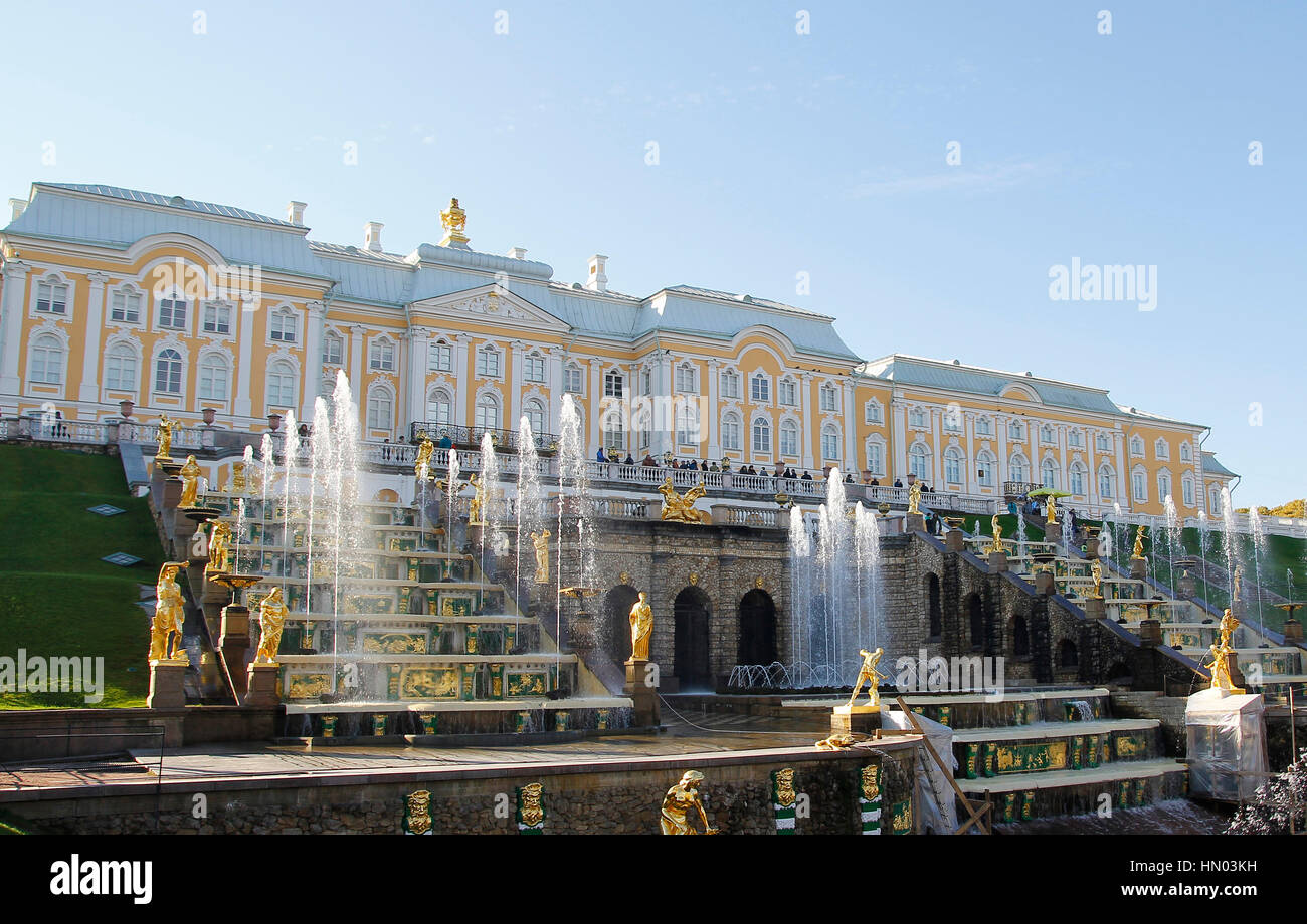 Fountains at peterhof palace hi-res stock photography and images - Alamy