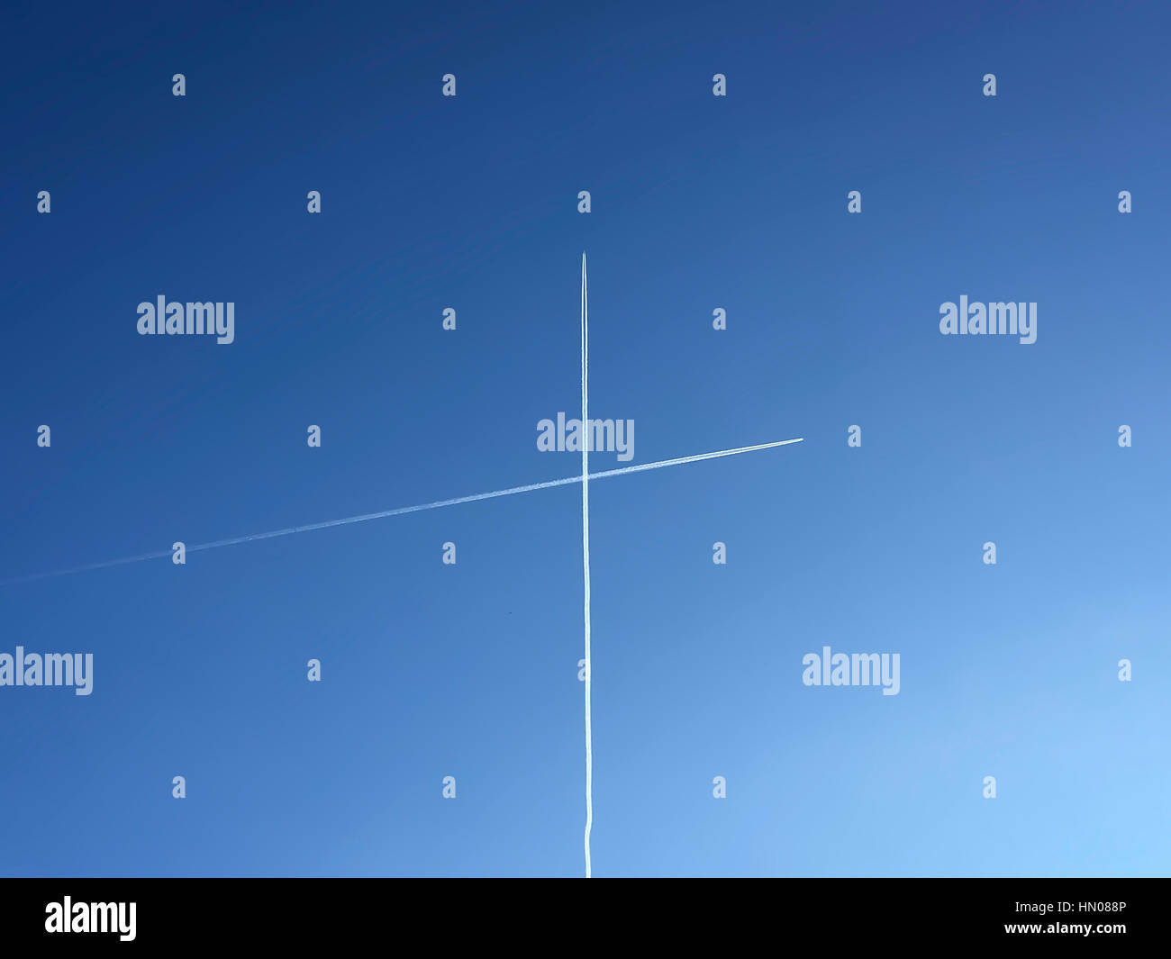 Airplane crossing hi-res stock photography and images - Alamy