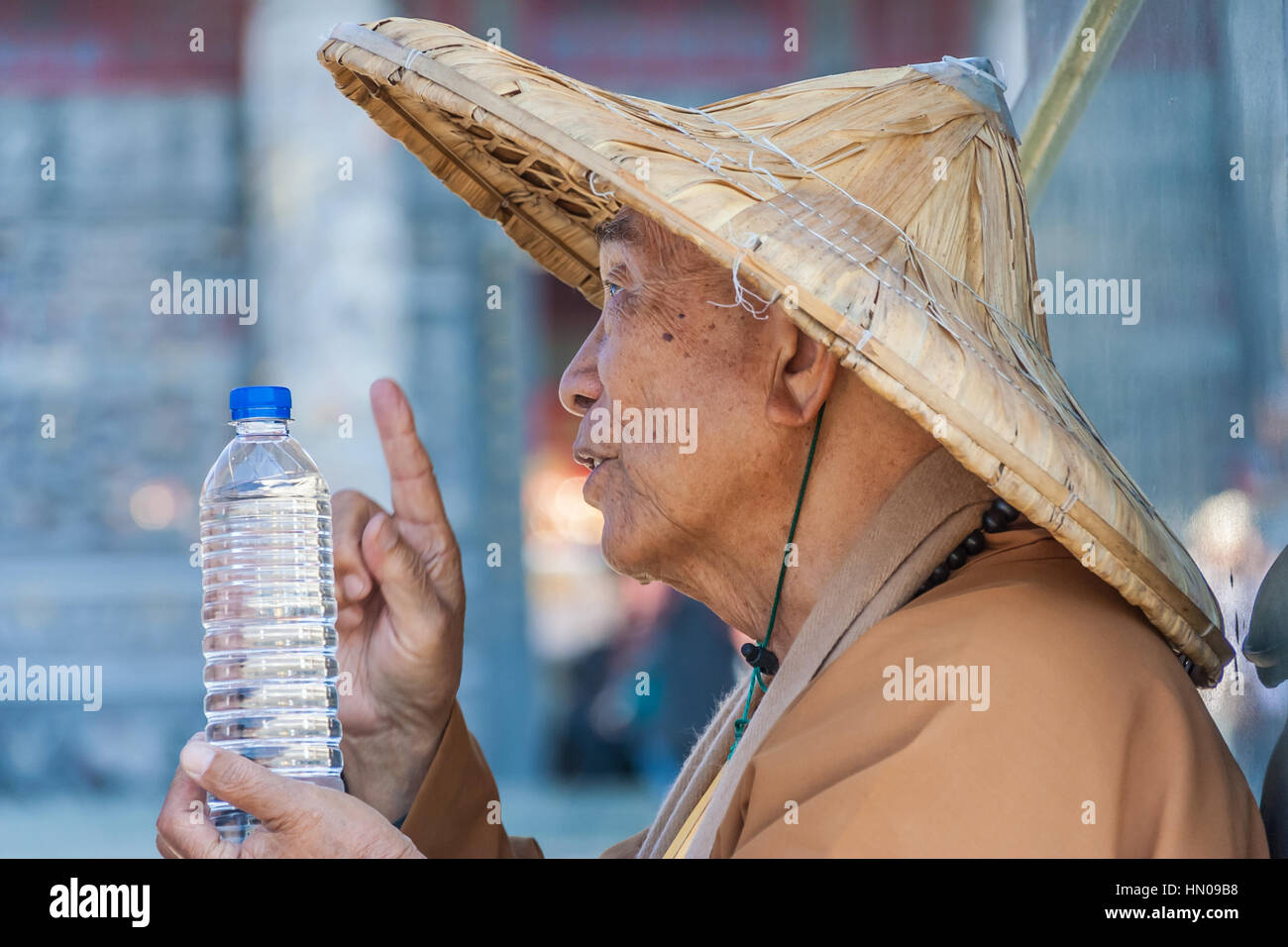 Old Taiwanese monk at the Wenwu temple blessing a bottle of water Stock ...