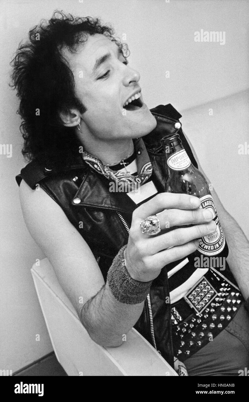 Kevin Dubrow of Quiet Riot in his hotel room before a gig in 1984 Stock ...