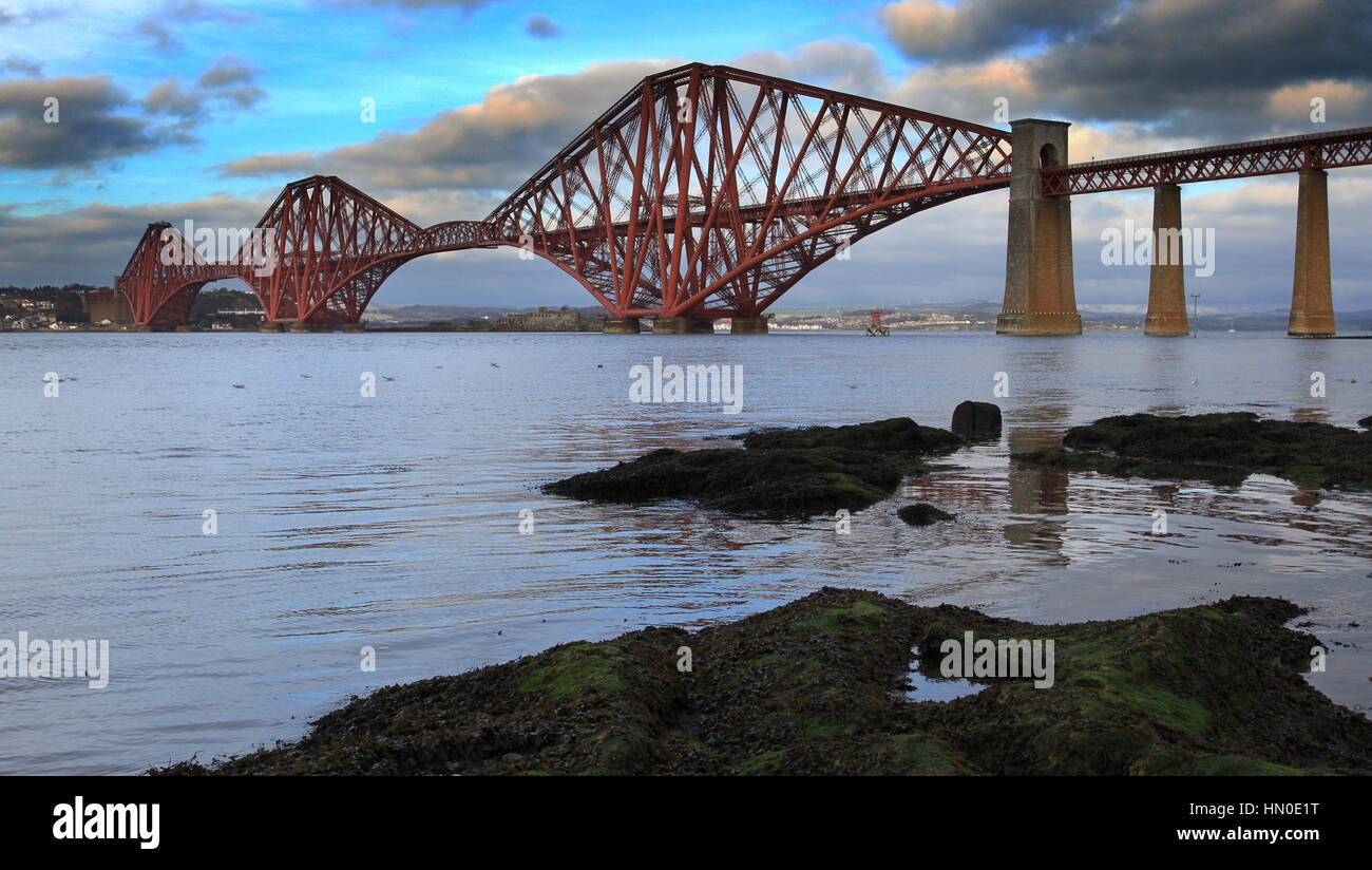 Painting the forth bridge hi-res stock photography and images - Alamy