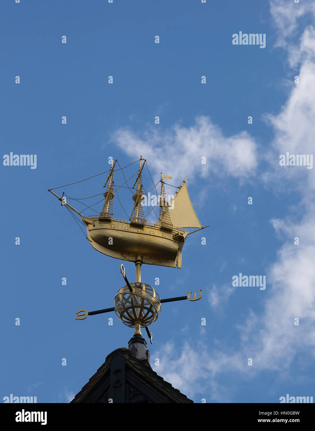 Flying ship hi-res stock photography and images - Alamy