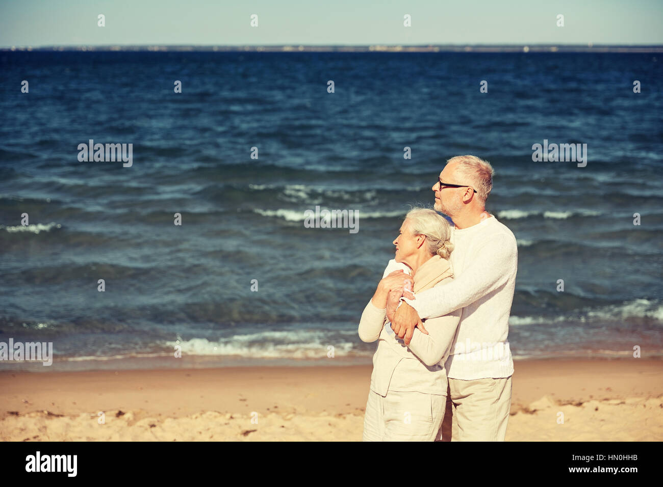 Hugging senior couple beach hi-res stock photography and images - Alamy