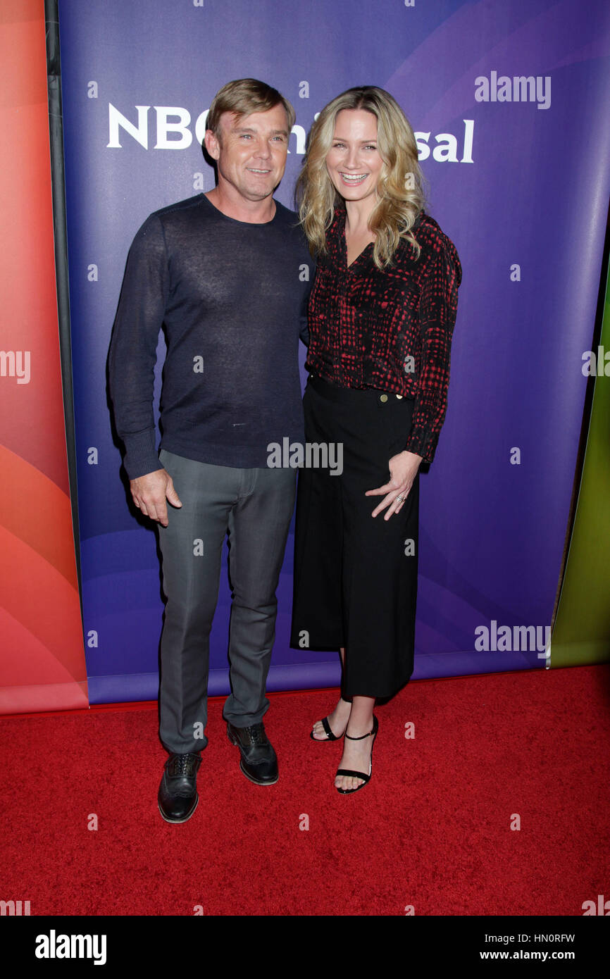 Ricky Schroder and Jennifer Nettles arrive at the NBCUniversal Press ...