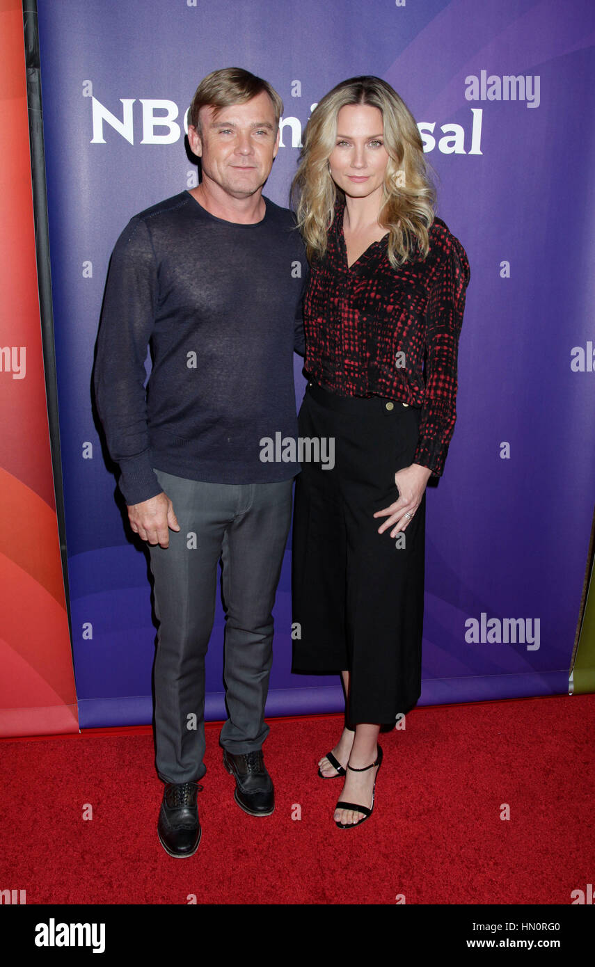 Ricky Schroder and Jennifer Nettles arrive at the NBCUniversal Press ...