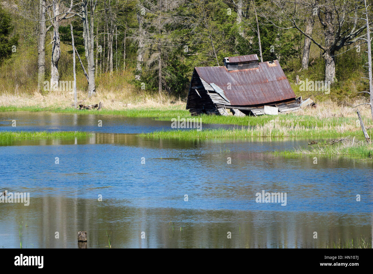 Shed collapse hi-res stock photography and images - Alamy