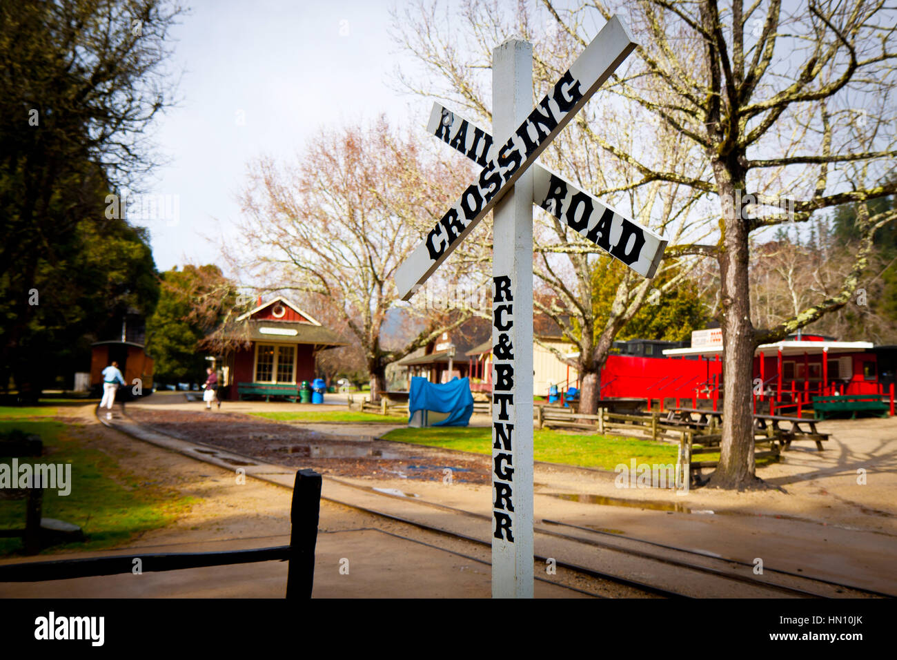 Abandoned railroad crossing sign hi-res stock photography and images ...
