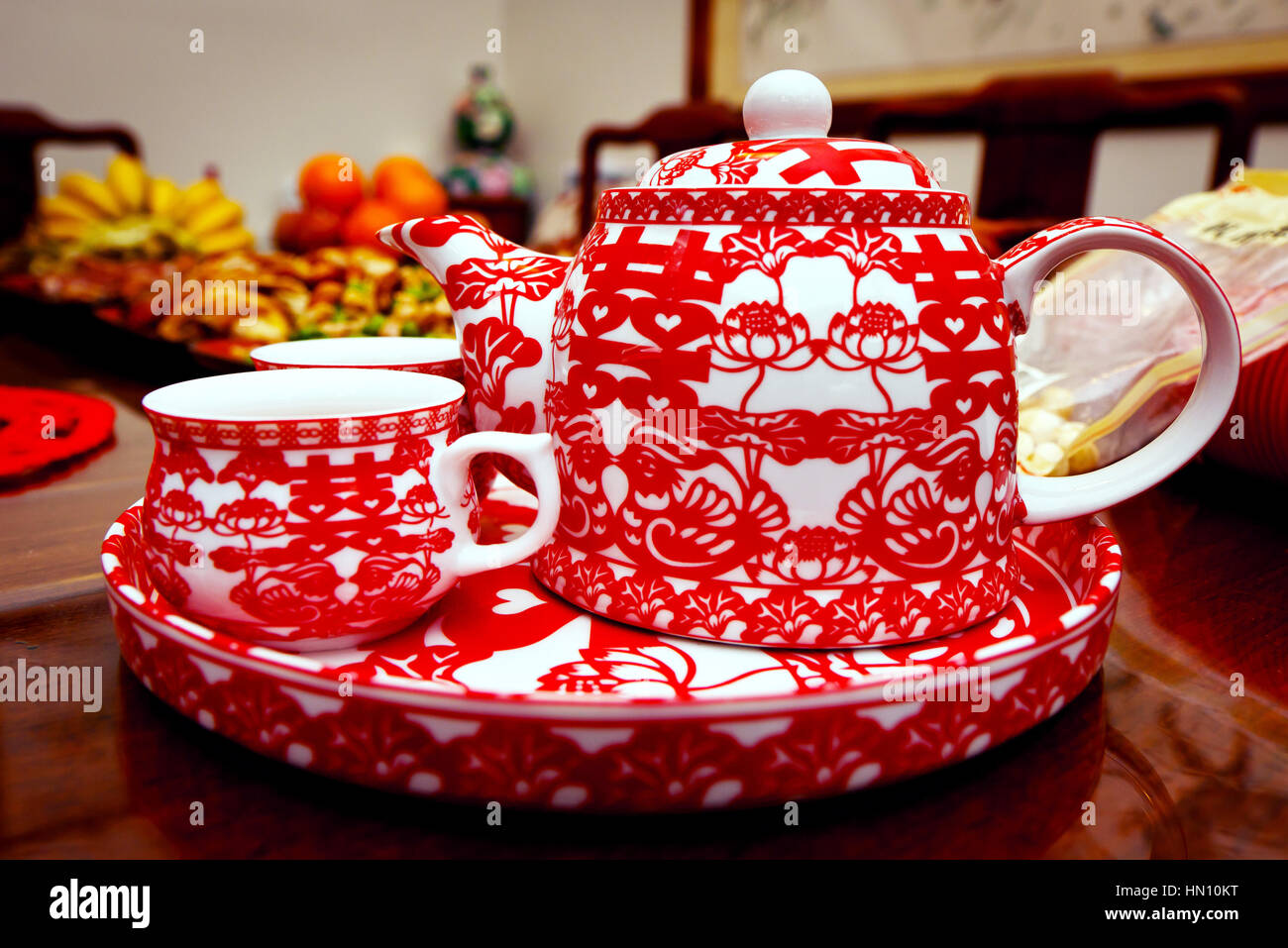 Traditional Chinese wedding tea pot and set in red Stock Photo - Alamy