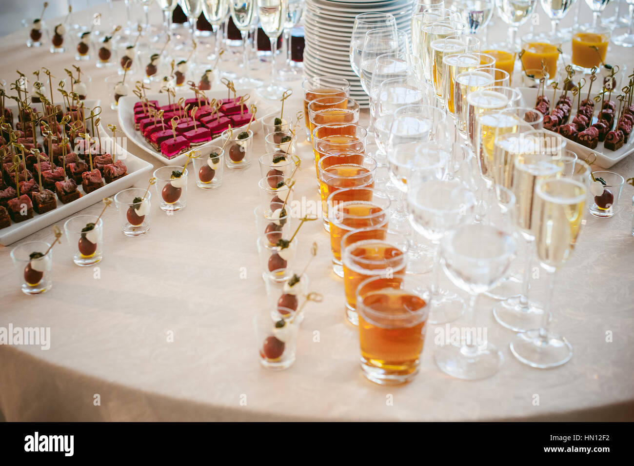 Beautifully set round table hi-res stock photography and images - Alamy