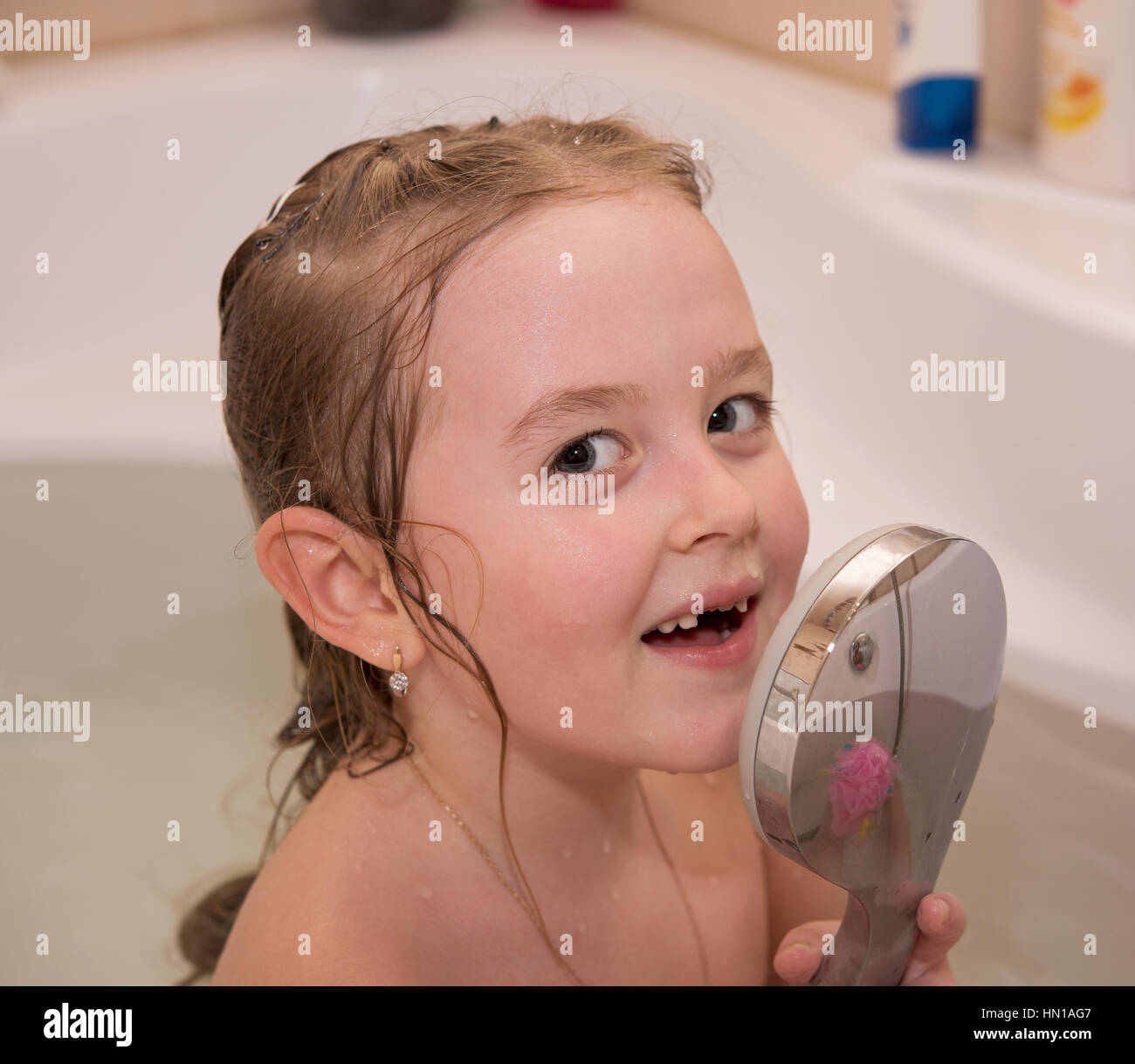 Girl showering hi-res stock photography and images - Alamy