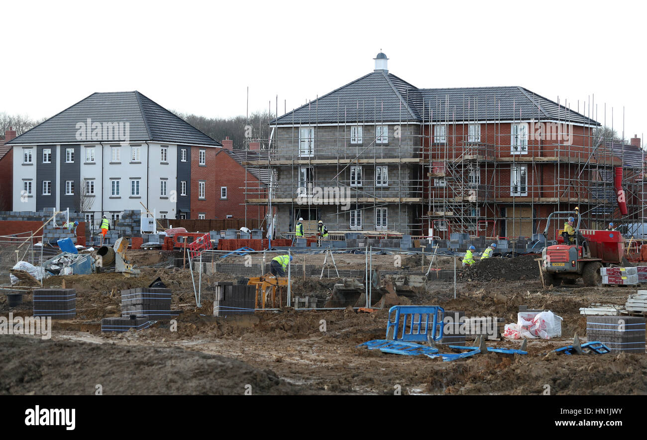 Houses under construction on a new housing development in Basingstoke ...