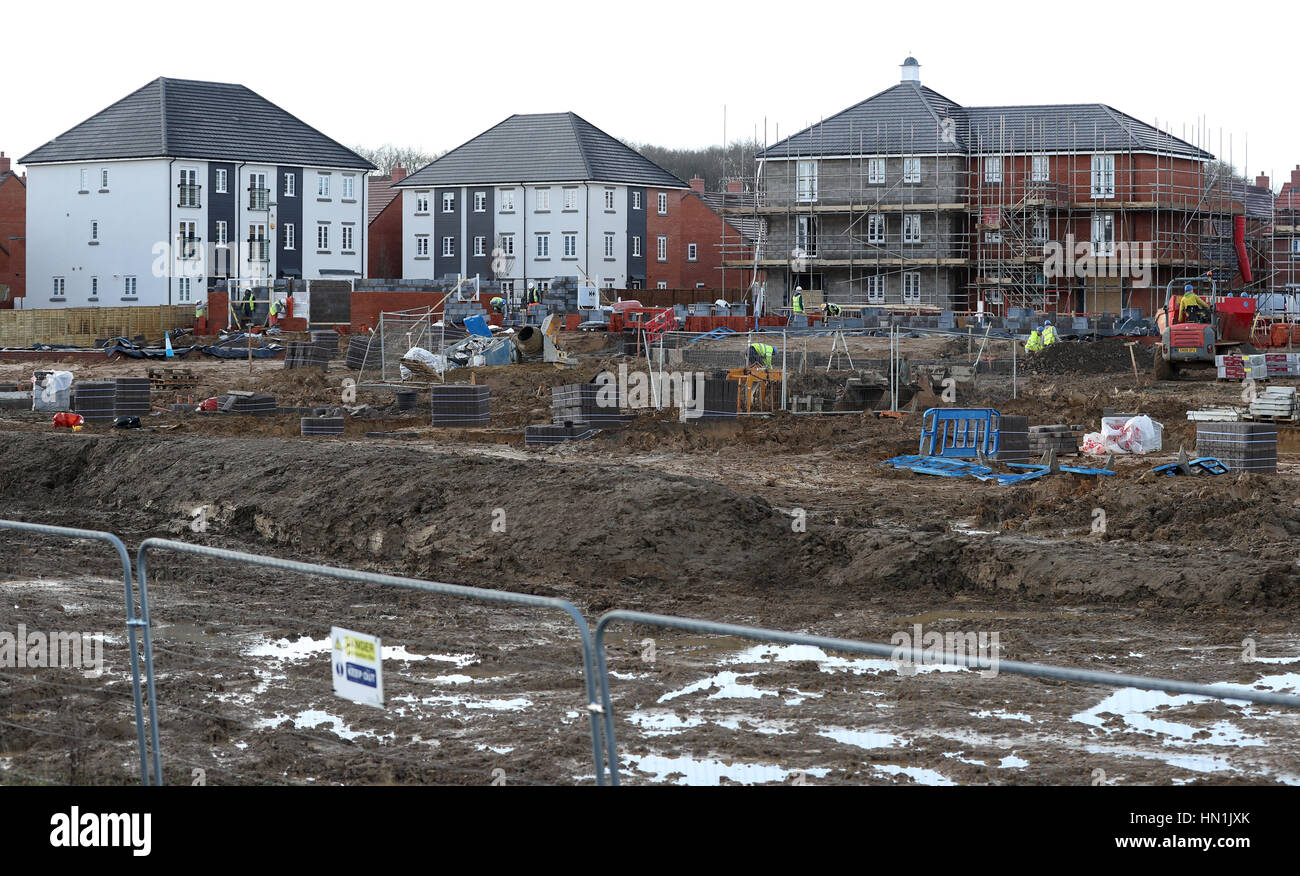 Houses under construction on a new housing development in Basingstoke ...