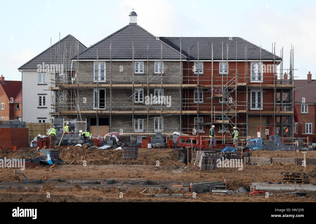 Houses under construction on a new housing development in Basingstoke ...