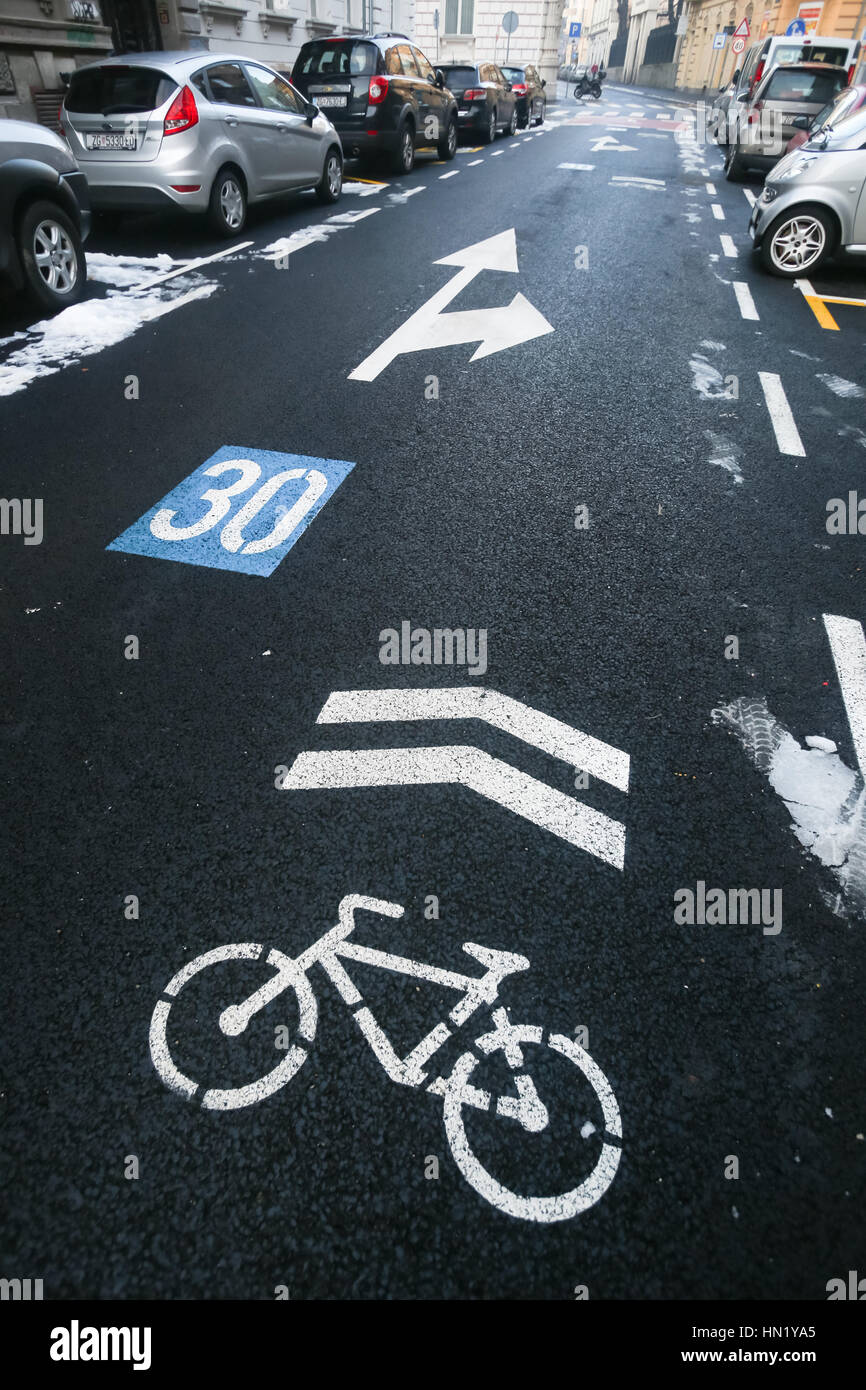 Speed sign marks hi-res stock photography and images - Alamy