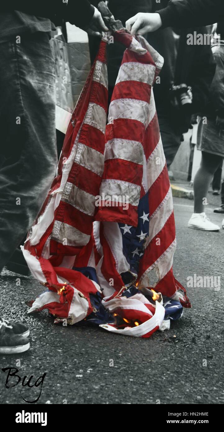 United states flag burning protest hi-res stock photography and images ...
