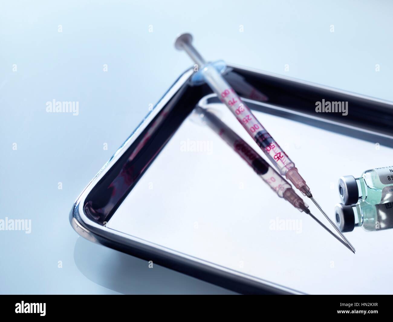 Syringe and drug phial Stock Photo - Alamy