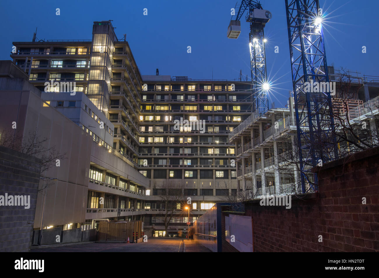 Hospital Exterior Noche