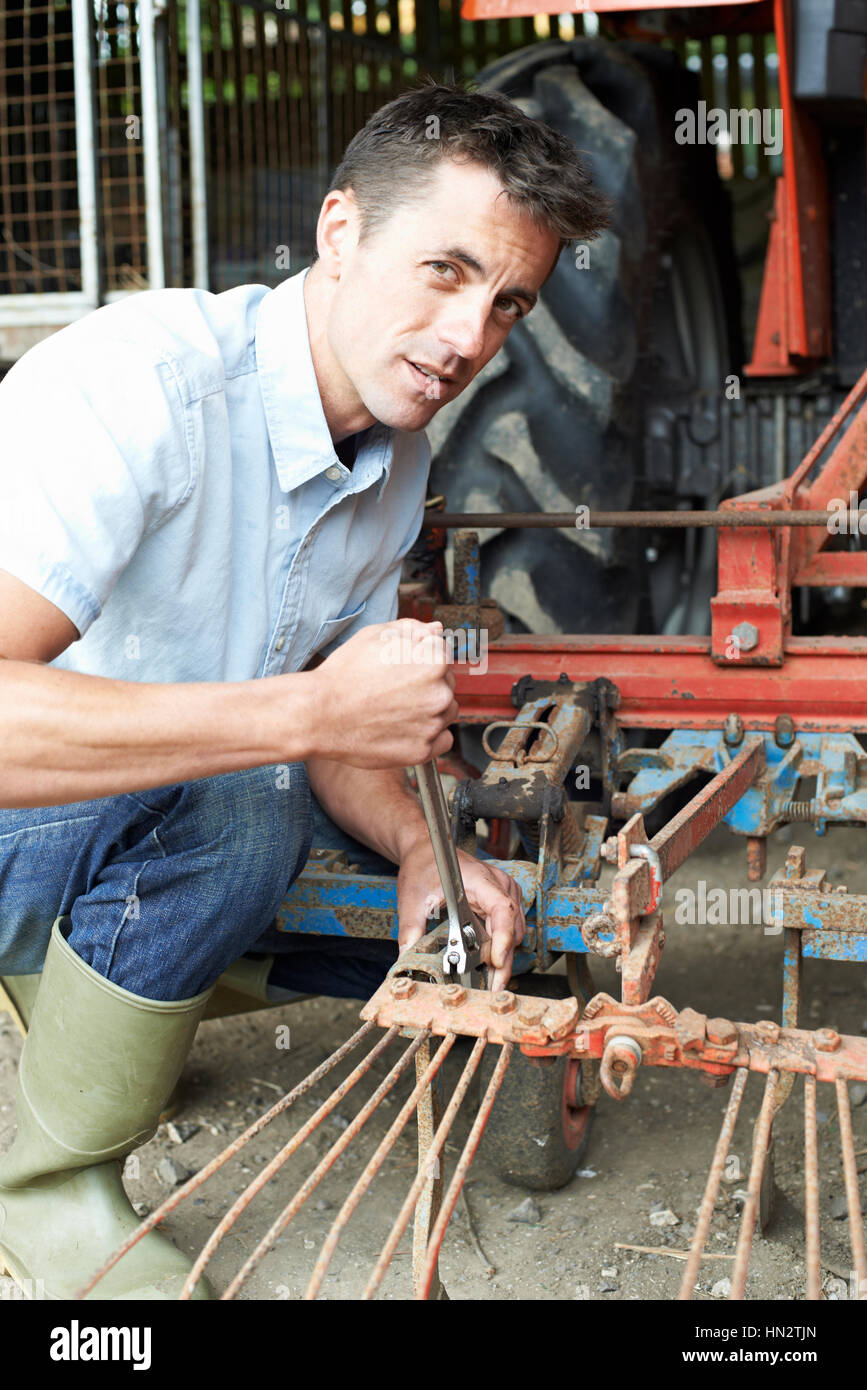 Man fixing tractor hi-res stock photography and images - Alamy