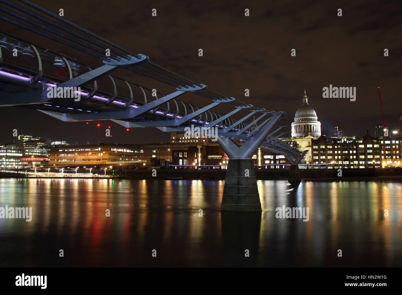 London Millennium Footbridge across the Thames between Tate modern and ...