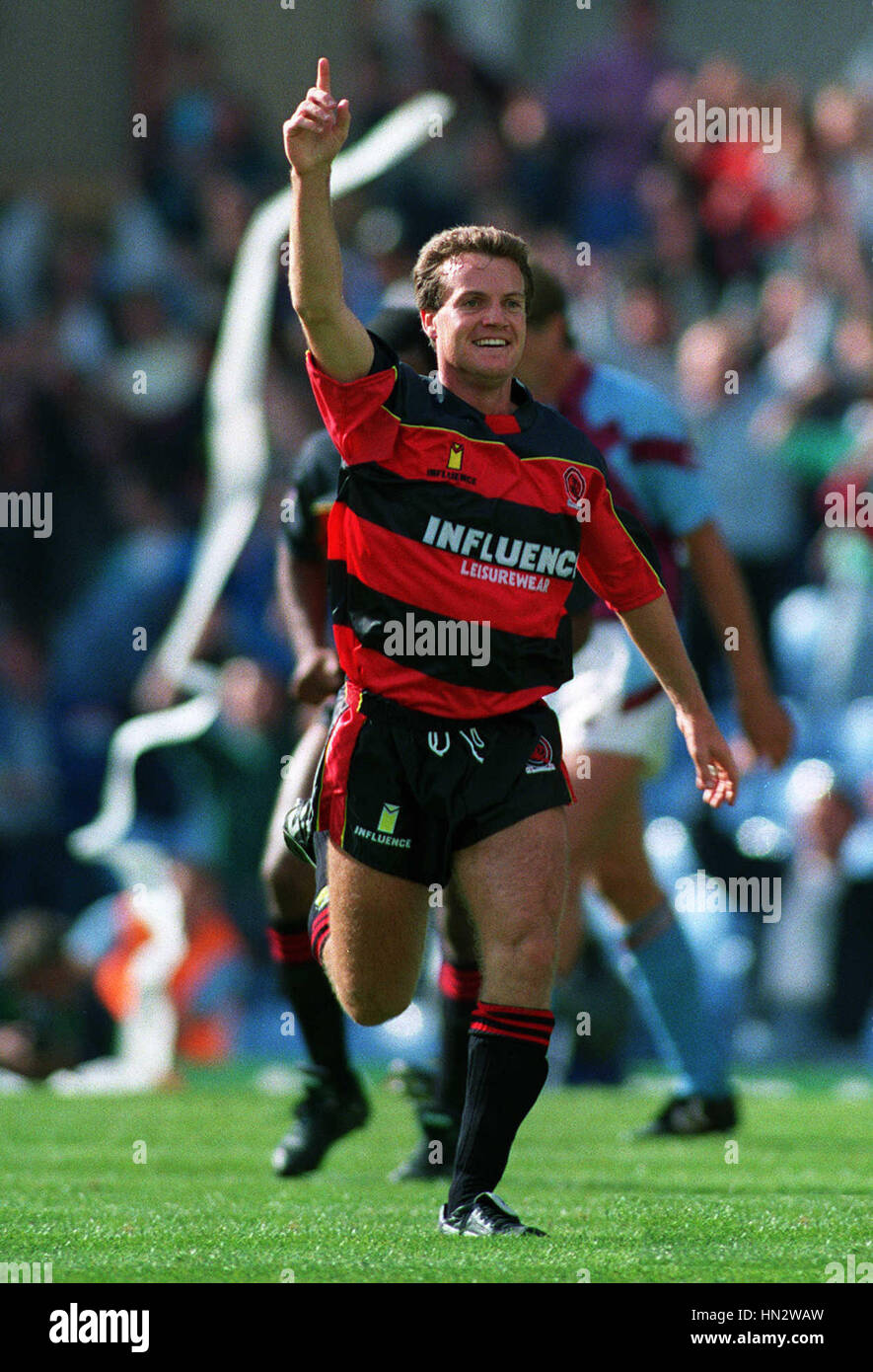 ANDY SINTON QUEENS PARK RANGERS FC 26 December 1990 Stock Photo - Alamy