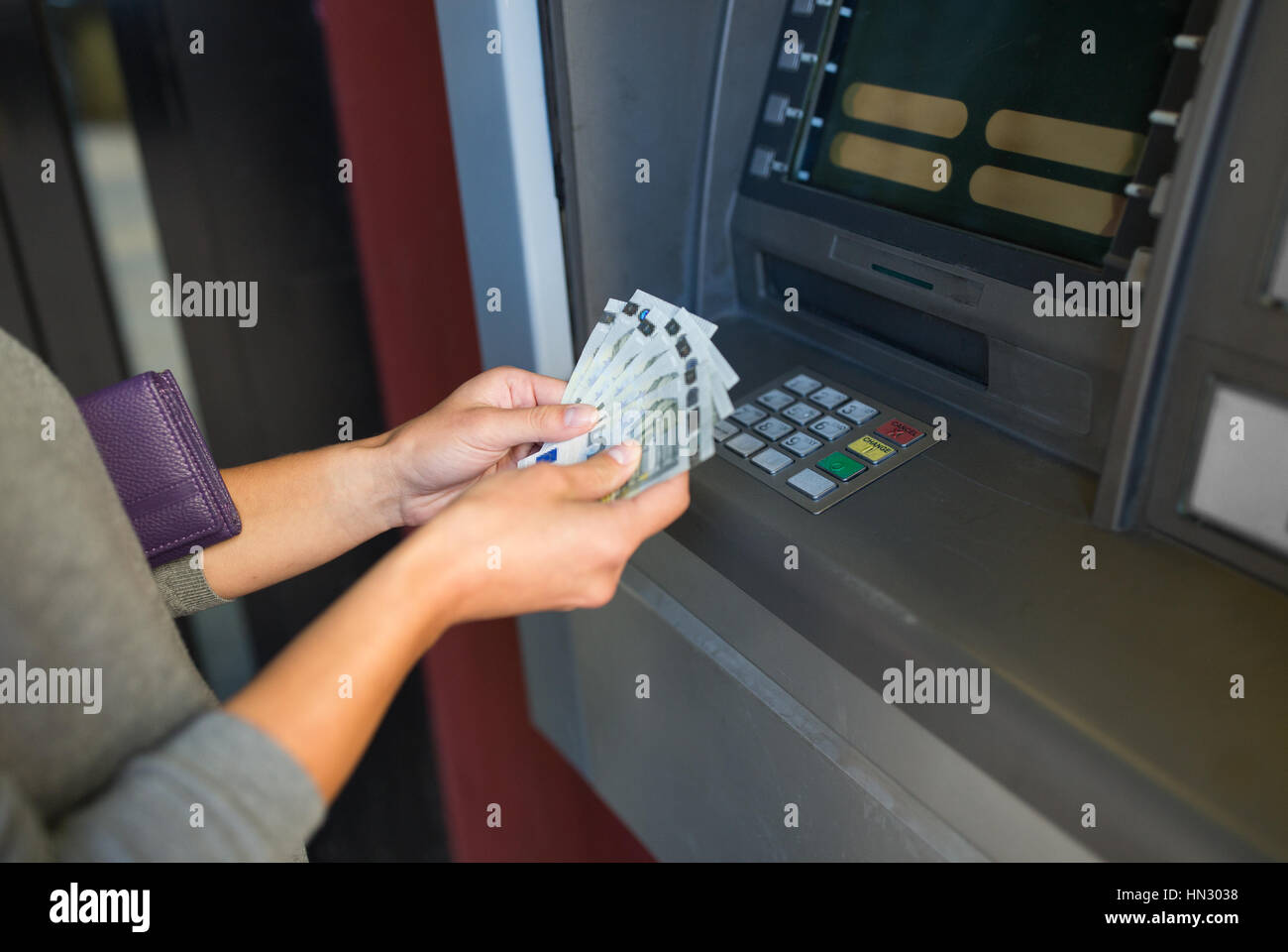 close up of hand withdrawing money at atm machine Stock Photo - Alamy