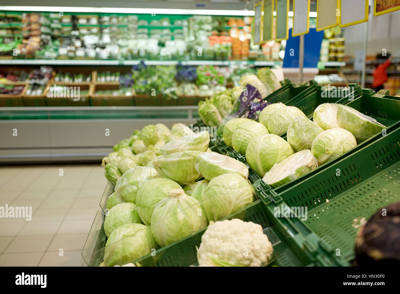Fresh cabbage market stall heap hi-res stock photography and images - Alamy