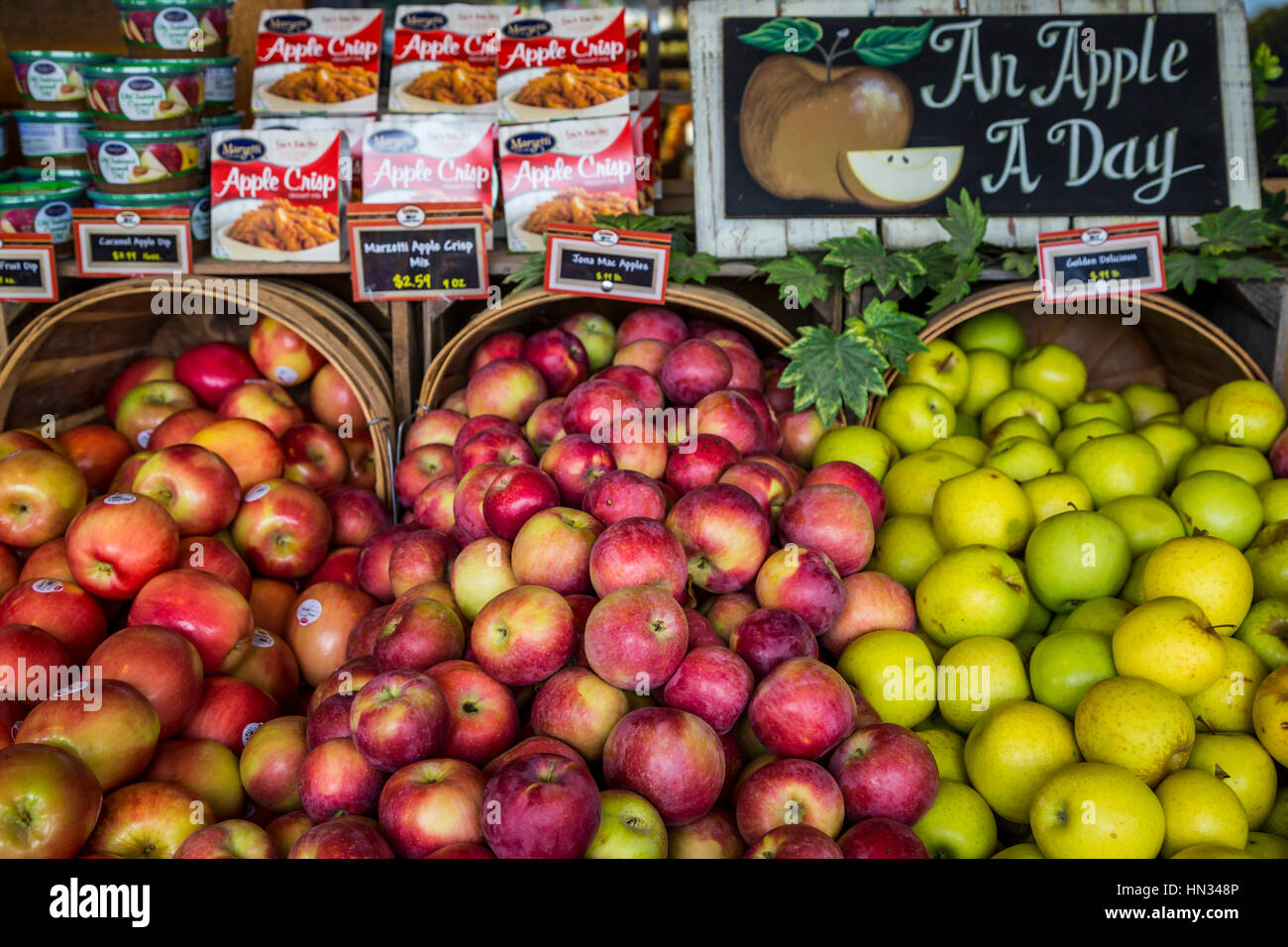 Fruit in store display hi-res stock photography and images - Alamy