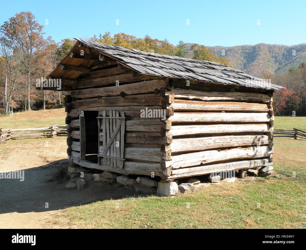 Log Cabin in the country Stock Photo - Alamy
