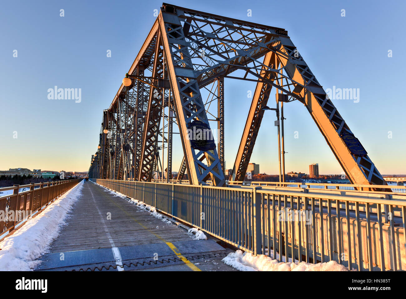 Alexandra Bridge connecting Quebec and Ontario, Gatineau and Ottawa in ...
