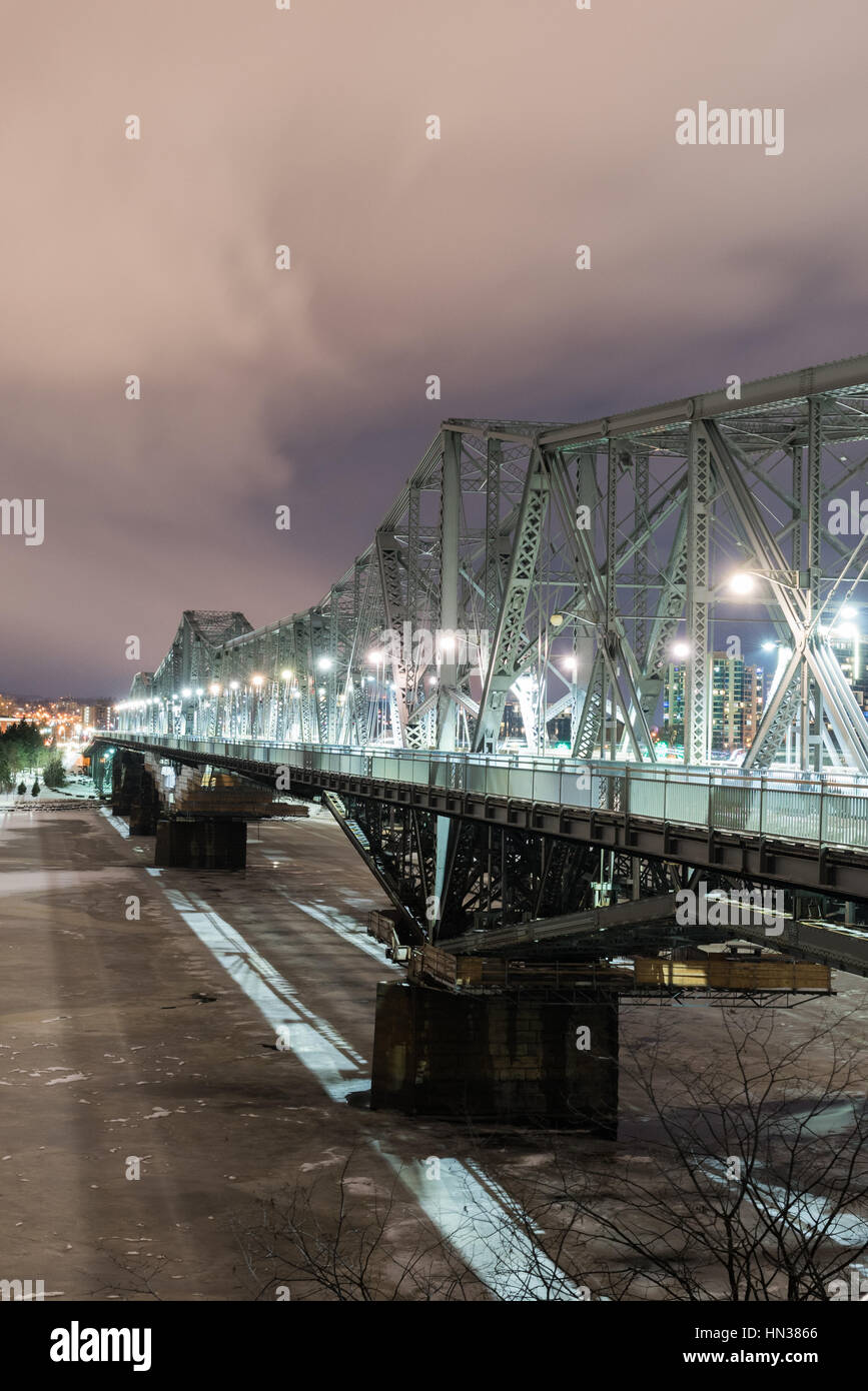 Alexandra Bridge at night connecting Quebec and Ontario, Gatineau and ...
