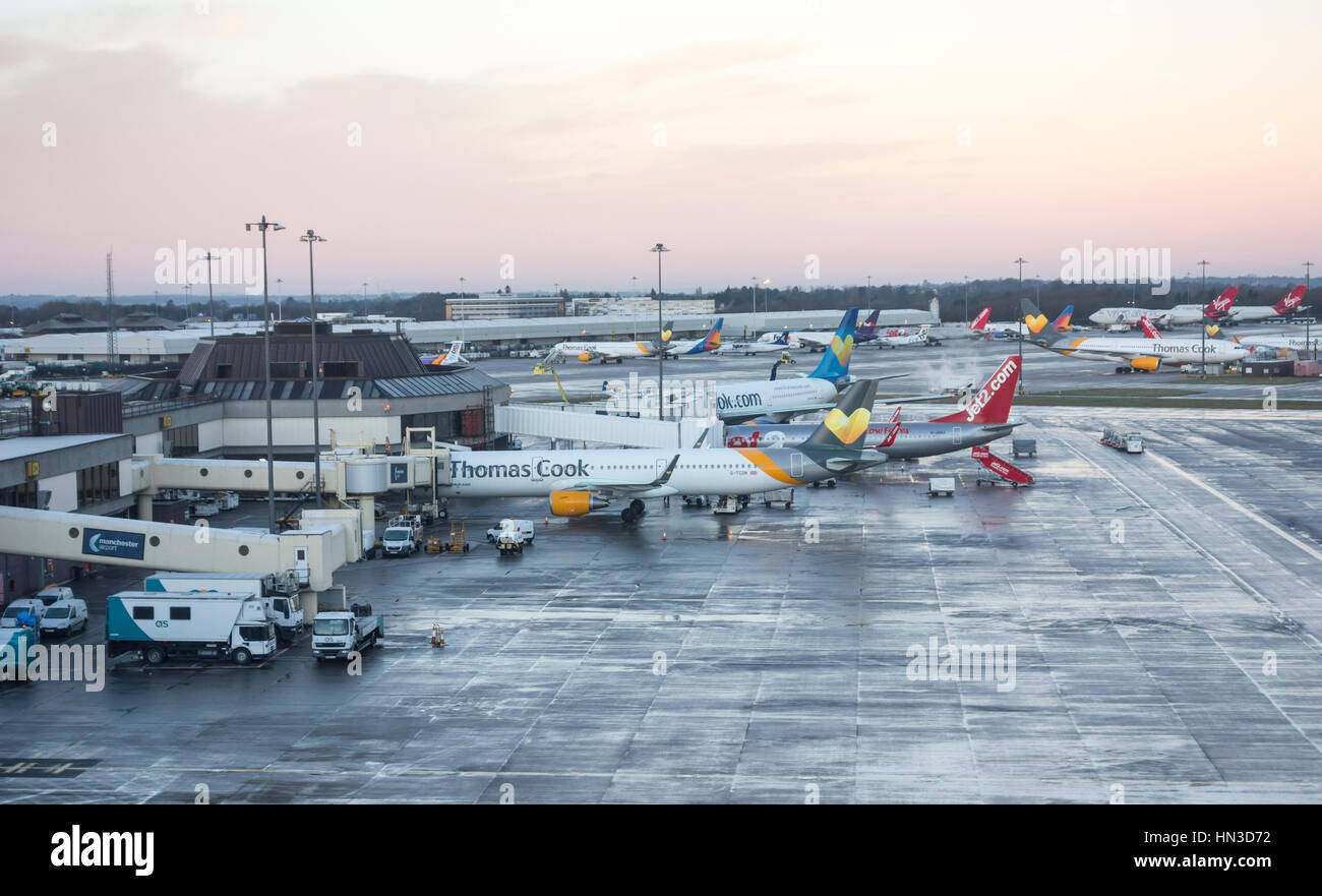 Manchester airport terminal outside hi-res stock photography and images ...