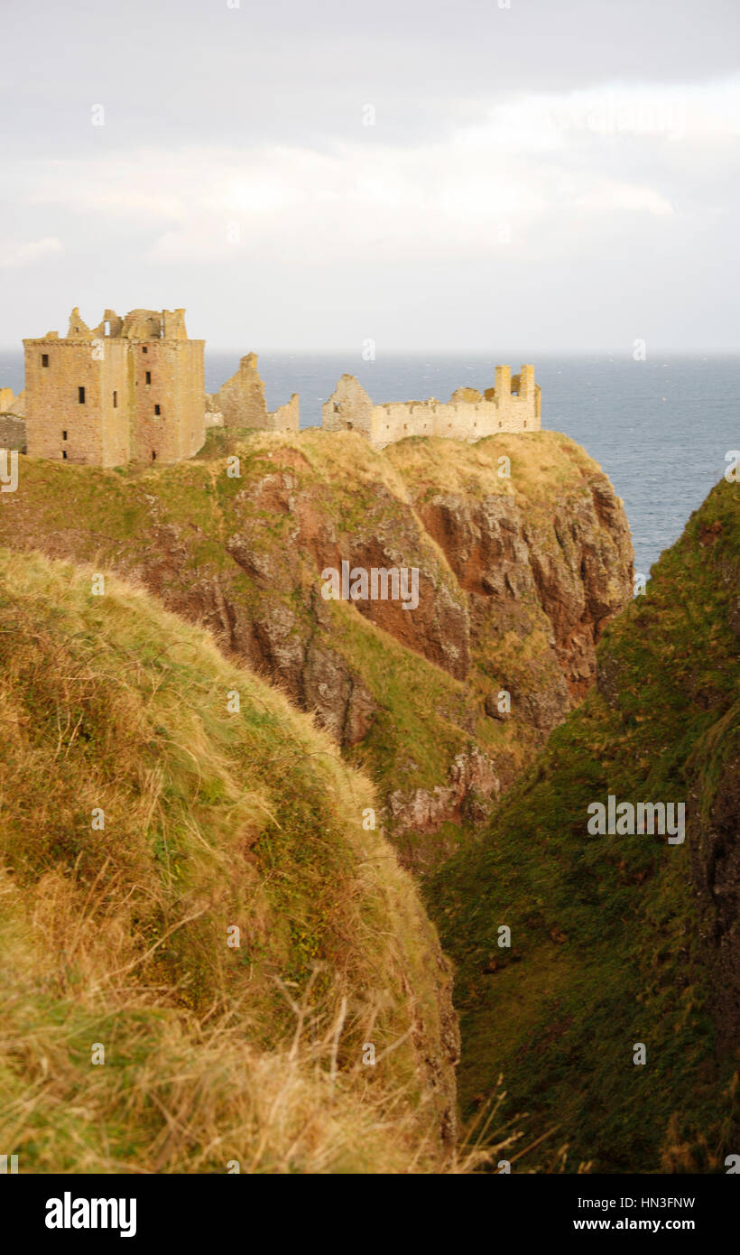 Run down medieval castle ruins hi-res stock photography and images - Alamy